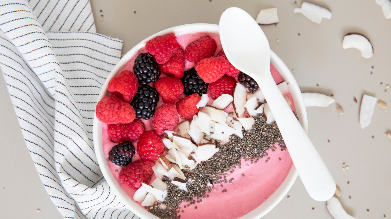 Mixed berry smoothie bowl with yoghurt - Nostalgic appetite
